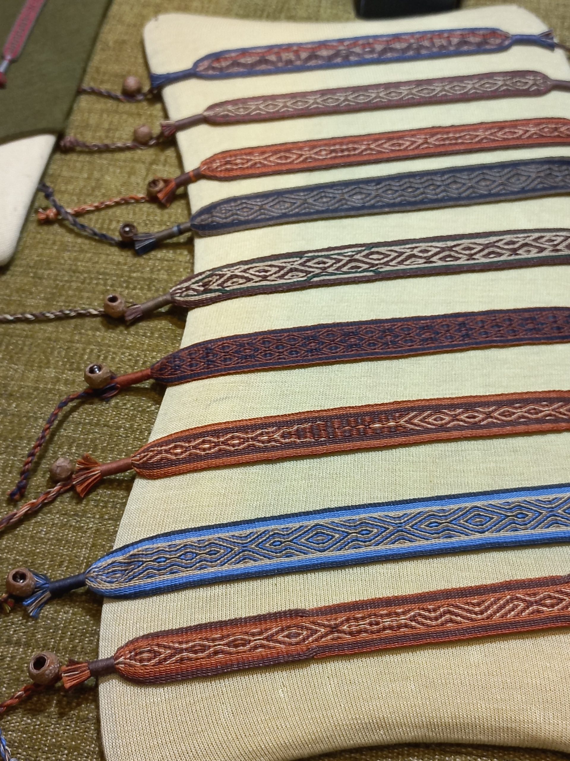 pulseras, collares y anillos realizados en telar - Mercado de los artesanos