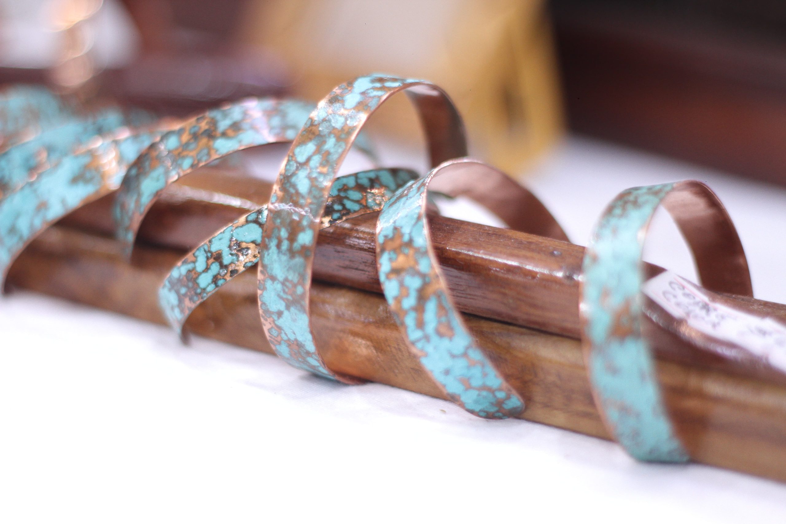 pulseras en cobre, collares, llaveros - Mercado de los artesanos